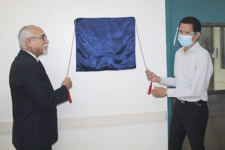 Develan Placa en Memoria del Dr. Eduardo Narváez. – Hospital Santo Tomas