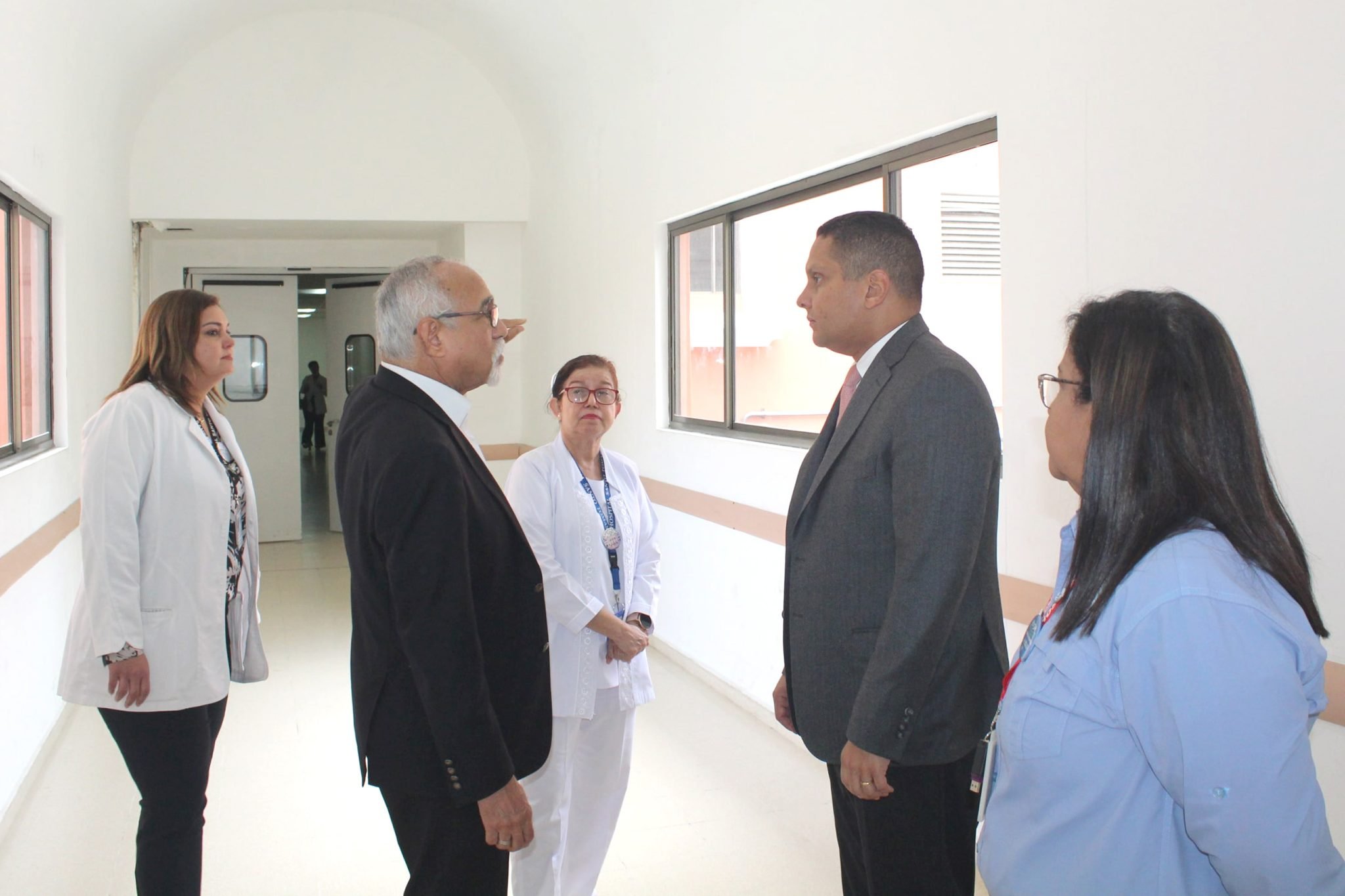 Dr. Julio Sandoval Presidente del Patronato Recorre el HST – Hospital ...